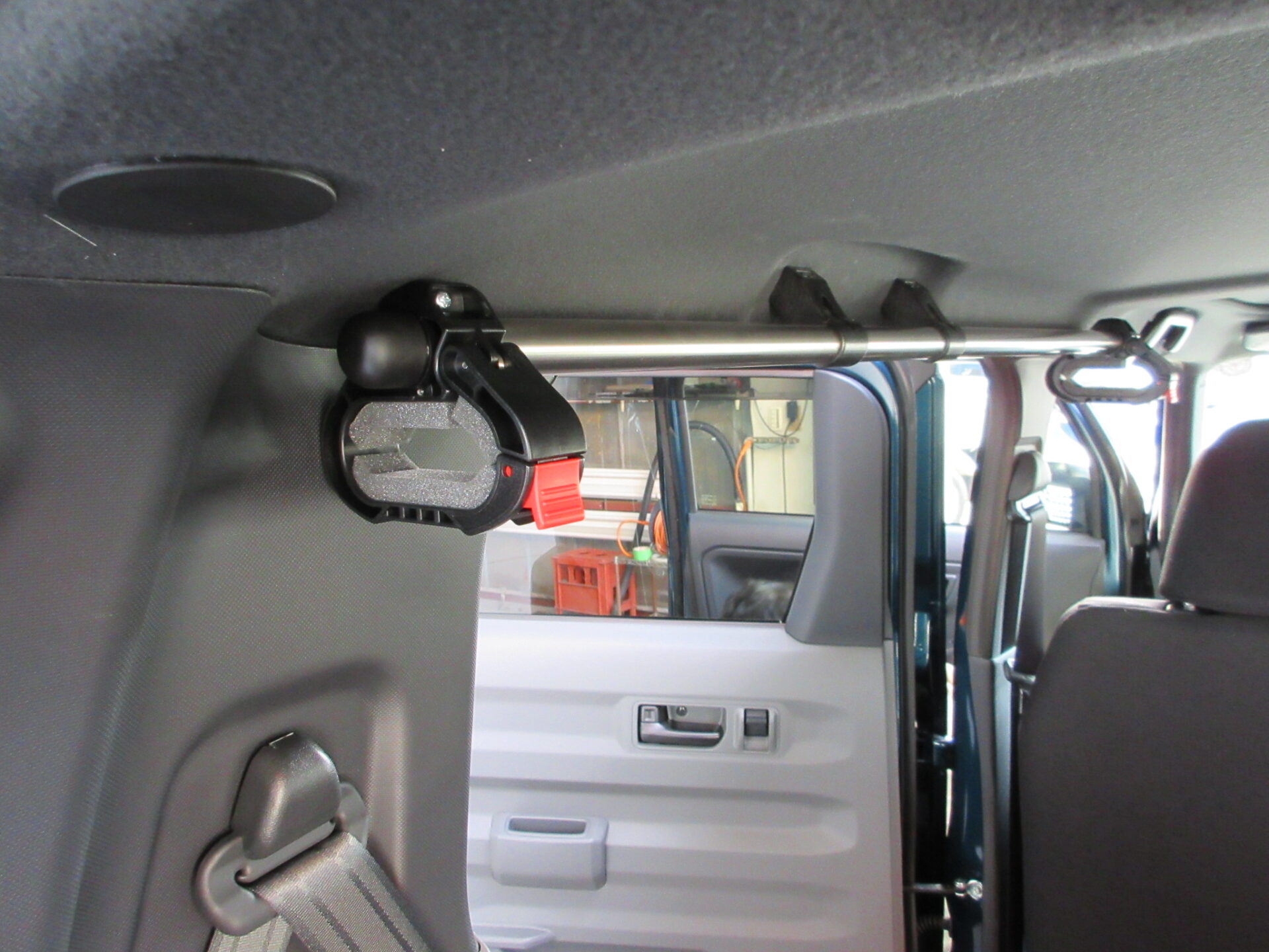 ダイハツ【タフト/TAFT】おすすめロッドホルダー【INNO IF9 ロッドハンガーRS】＆ ラバー製フロアマット