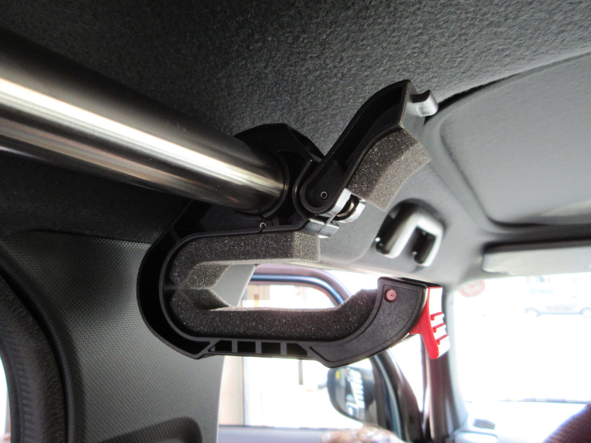 ダイハツ【タフト/TAFT】おすすめロッドホルダー【INNO IF9 ロッドハンガーRS】＆ ラバー製フロアマット